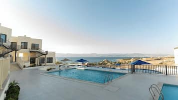 4 piscinas exteriores