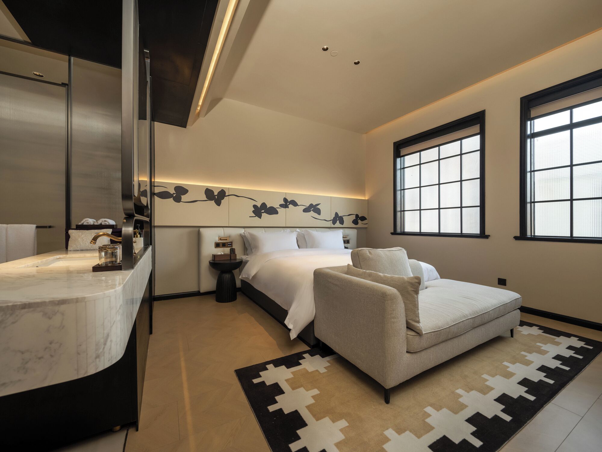 Quarto Duplo Empresarial | Roupa de alta qualidade, minibar, com decoração personalizada 