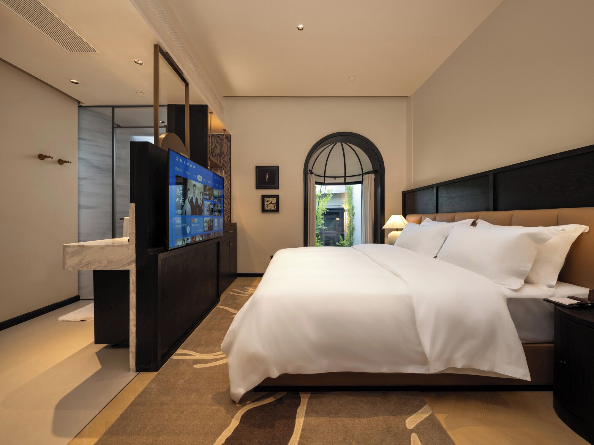 Quarto Duplo Romântico | Roupa de alta qualidade, minibar, com decoração personalizada 