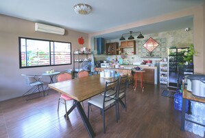 Uma cafeteira/bule, uma chaleira elétrica 