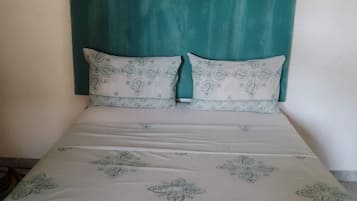 Quarto casal conforto, sacada, vista para o jardim | Opções para refeição no quarto