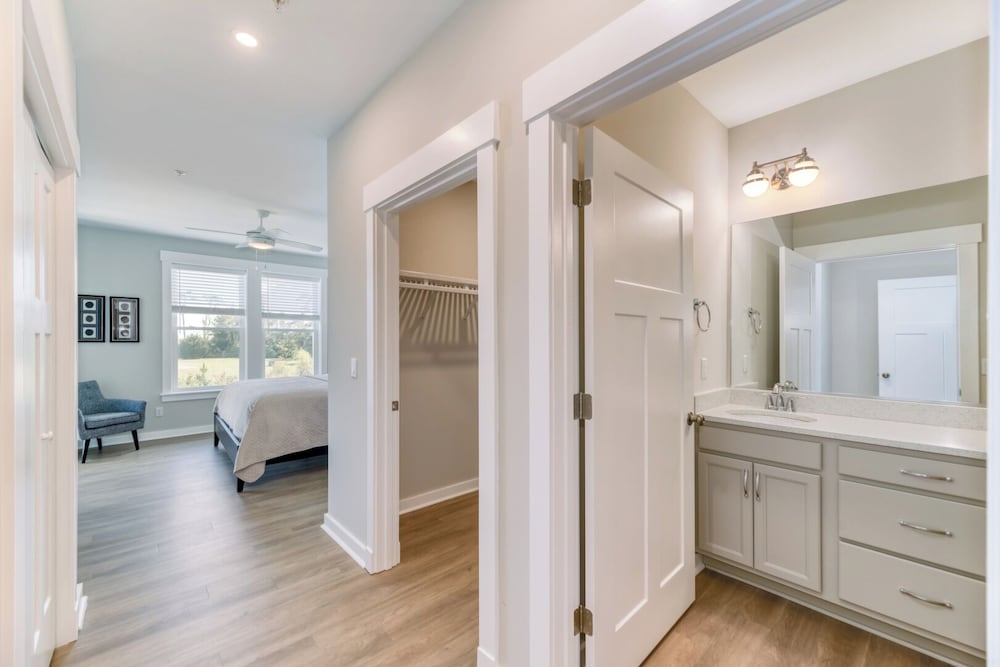 Gilded Garnet - Spacious 3BR Corner Unit, Sunset Views, Near Beach - Kill Devil Hills | Vrbo