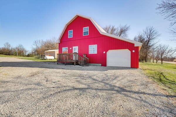 'Red Barn Getaway' Chillicothe Countryside Home - Crowder State Park, Trenton