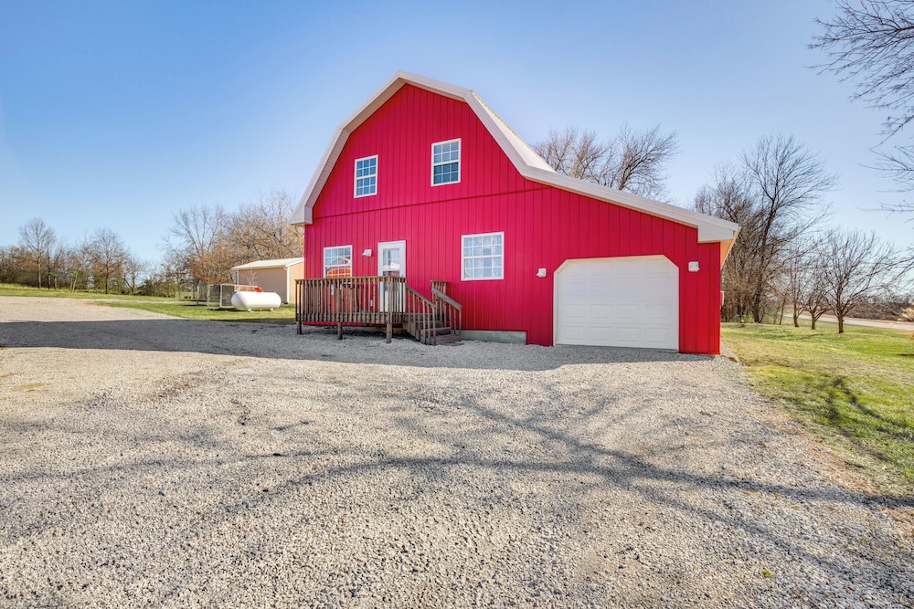 'Red Barn Getaway' Chillicothe Countryside Home - Crowder State Park, Trenton