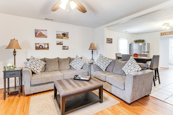Mins To Local Attractions: Pet Friendly W/ Yard! - Illinois
