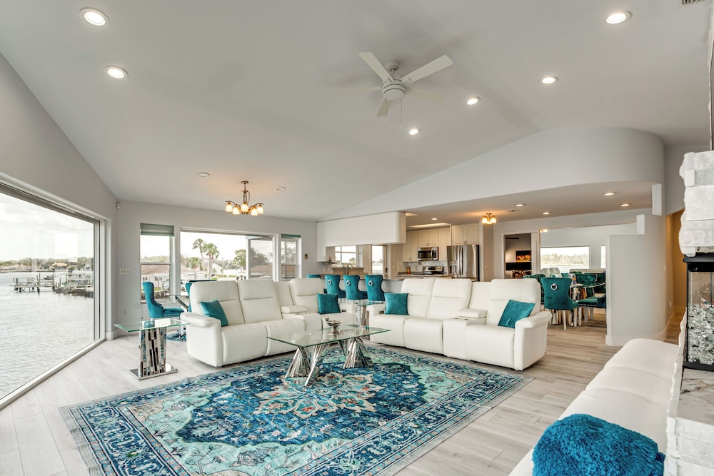 Waterfront Gem: Crystal River Family Home - Crystal River, FL