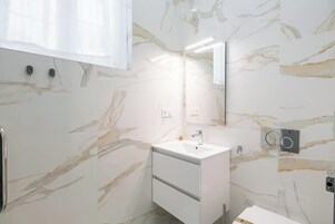 Chuveiro, secador de cabelo, toalhas de banho, sabonete