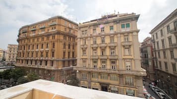Escrivaninha, berços (sobretaxa), Wi-Fi de cortesia, roupa de cama