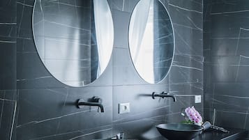 Suite de Luxo, banheira de hidromassagem grande, Vista para a cidade | Casa de banho | Um secador de cabelo, chinelos, toalhas fornecidas, sabão