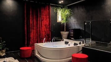 Suite de Luxo, banheira de hidromassagem grande, Vista para a cidade | Sala de estar | Televisor LCD de 15 cm com canais por cabo