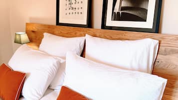 Quarto casal conforto, vista para o lago | Wi-Fi de cortesia