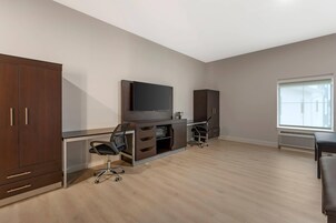 Quarto Standard, 2 camas queen-size, não fumadores, vista para o pátio | Roupa de alta qualidade, secretária 