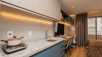 Estúdio clássico, vista para a cidade | Cozinha privada | Frigobar, micro-ondas, cooktop, cafeteira/chaleira