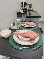 Suite-Estúdio Comfort, Vista para a cidade | Cozinha privada | Produtos de limpeza 