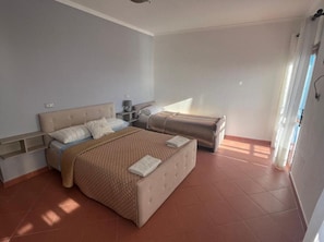 Quarto Triplo Clássico, vista para a praia | Secretária, Wi-fi grátis