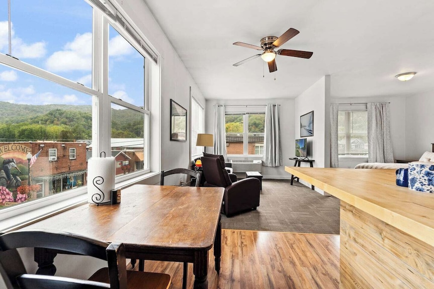 1br Near Snowshoe | Modern Downtown Apt + Parking - Hillsboro, WV