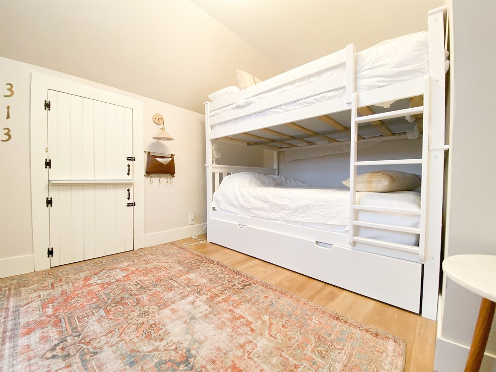 Kash's Kottage - Monthly Retreat in Downtown TC! - Traverse City | Vrbo