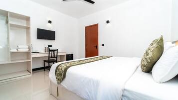 Quarto com cama, escrivaninha, cadeira e guarda-roupa.