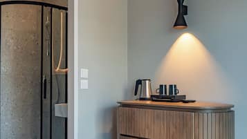 Quarto Individual Standard, varanda, vista para o jardim | Cofre no quarto, com decoração personalizada