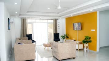 Apartamento Deluxe, varanda, Vista para a cidade | Sala de estar | Smart TV de 32 polegadas com canais digitais