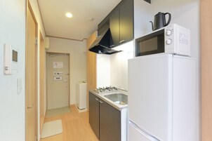 Um frigorífico, um micro-ondas, uma placa de cozinha