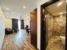 Apartamento Deluxe | Minibar, secretária, secretária adequada para computadores portáteis