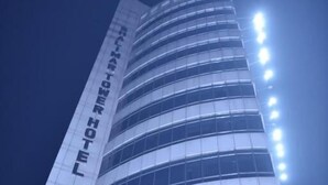 Um edifício moderno de hotel com uma placa de destaque que diz "SHAMIMAR TOURING HOTEL".