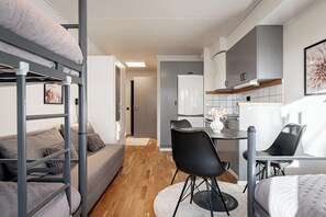Quarto Triplo Clássico, Vista para a cidade | Sala de estar | Televisor LCD de 32 polegadas com canais por cabo