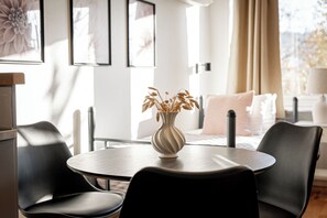 Quarto Triplo Clássico, Vista para a cidade | Sala de estar | Televisor LCD de 32 polegadas com canais por cabo