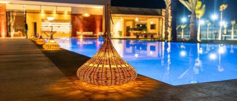 Piscina externa, guarda-sóis, espreguiçadeiras