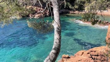 Perto da praia, praia de areia branca