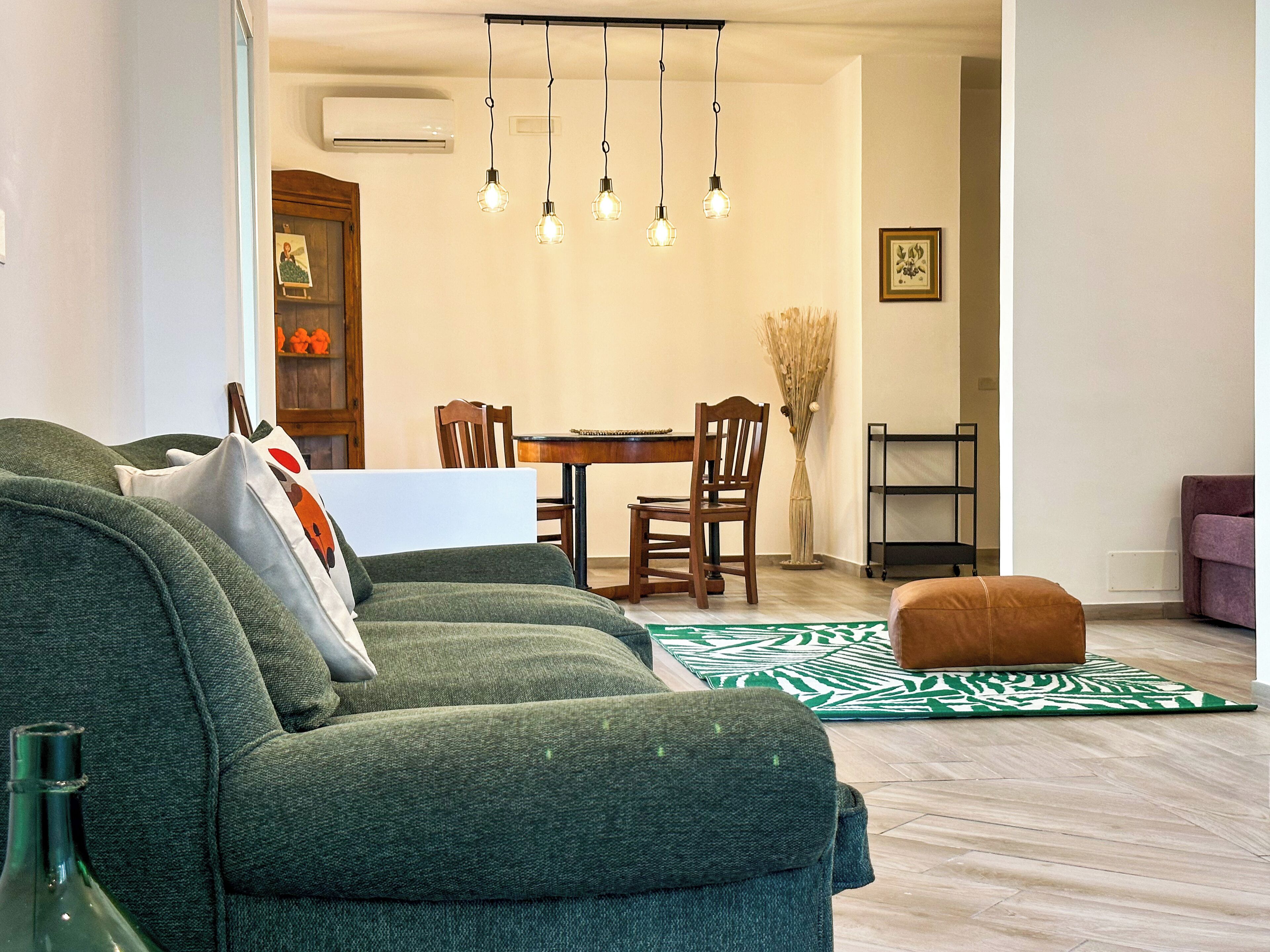 Apartamento, vista para o pátio | Área de estar | Smart TV 60 polegadas com canais digitais