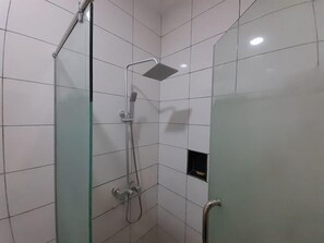 Quarto Familiar, varanda, Vista para a cidade | Casa de banho | Um secador de cabelo, toalhas fornecidas, sabão, champô