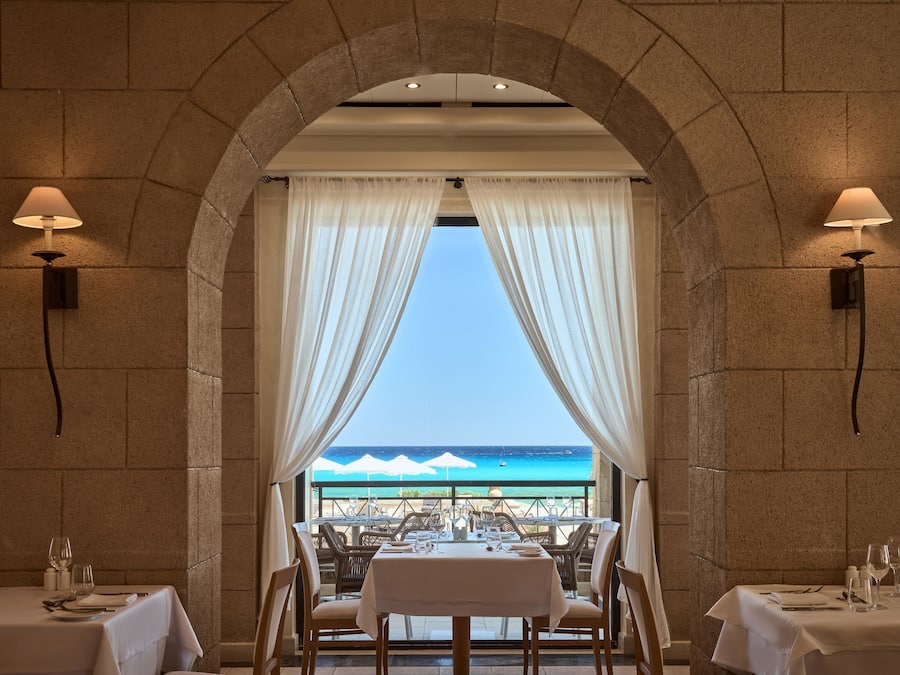 2 restaurantes, é servido café da manhã