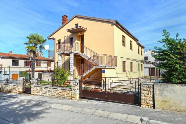 Spacious Apartment In Peroj With Terrace - Peroj
