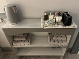 Quarto casal | Escrivaninha, espaço de trabalho para notebook, cortinas blackout