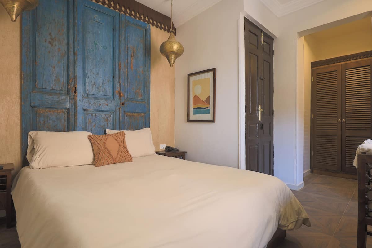 Quarto casal luxo | Escrivaninha, espaço de trabalho para notebook