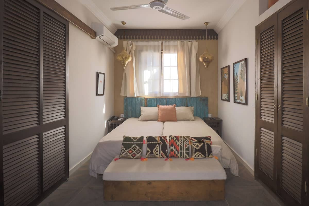 Quarto casal exclusivo, vista para o deserto | Escrivaninha, espaço de trabalho para notebook