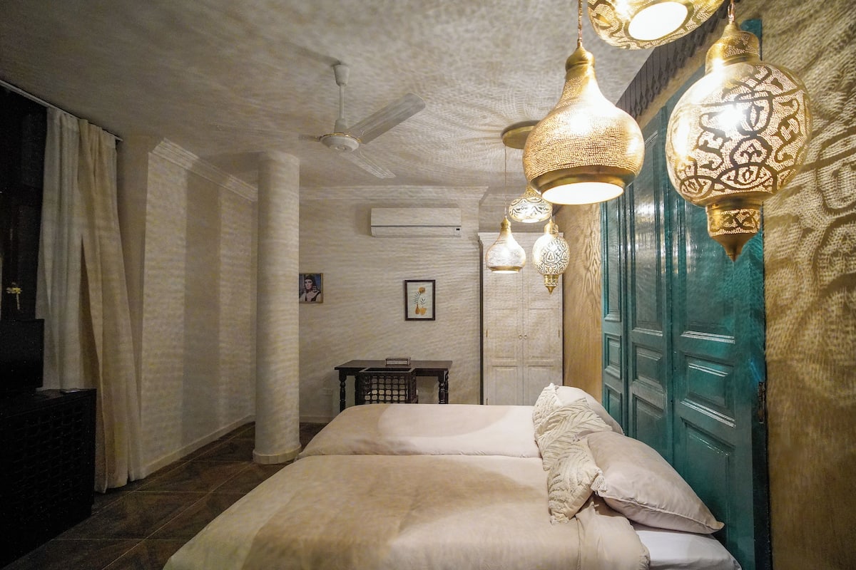 Quarto casal superior, vista para a montanha | Escrivaninha, espaço de trabalho para notebook