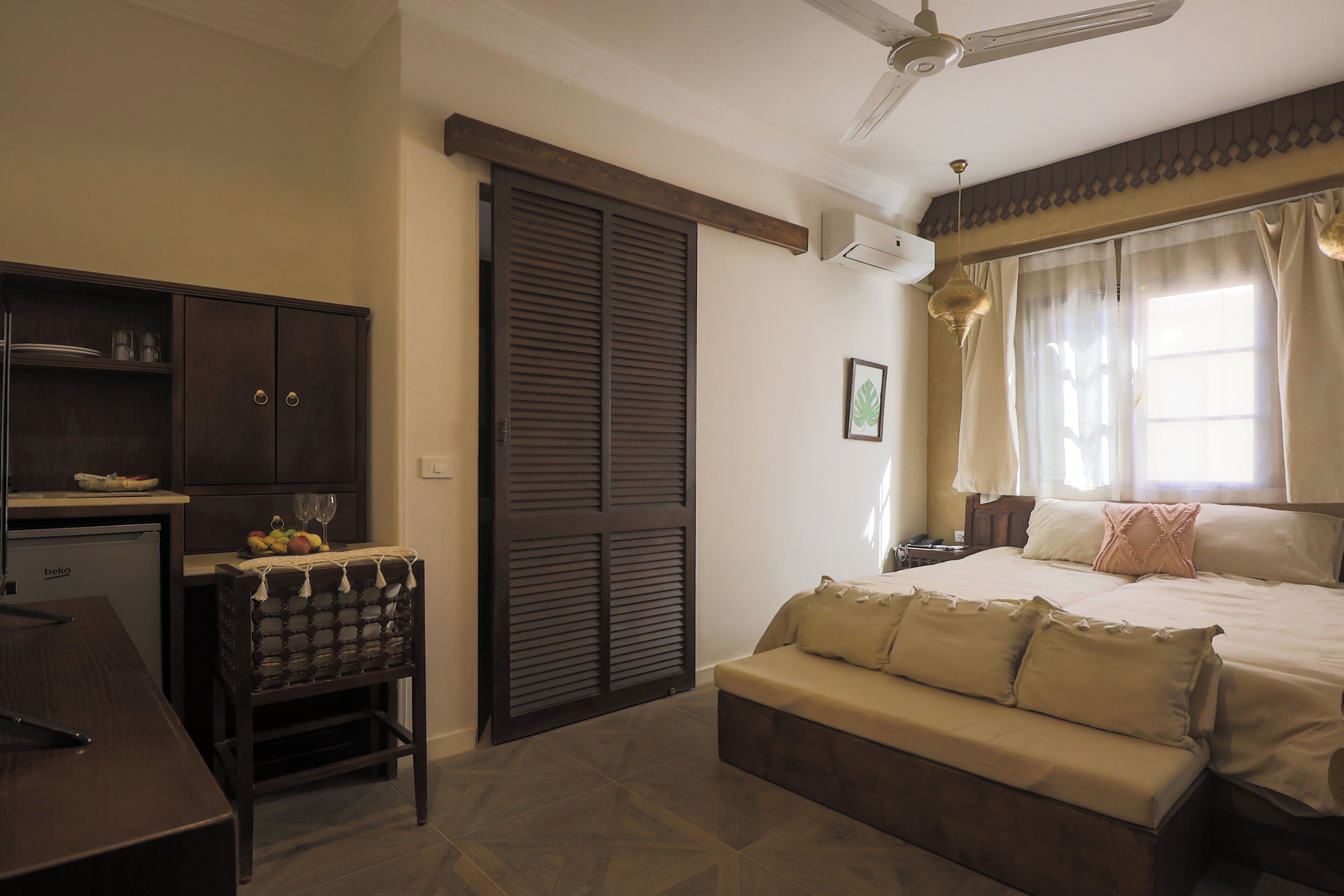 Quarto casal com design assinado | Escrivaninha, espaço de trabalho para notebook