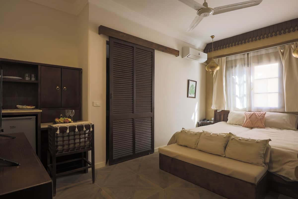 Quarto casal com design assinado | Escrivaninha, espaço de trabalho para notebook