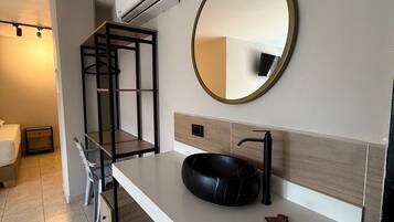 Quarto quádruplo conforto, vista para a cidade | 1 quarto, Wi-Fi de cortesia, roupa de cama