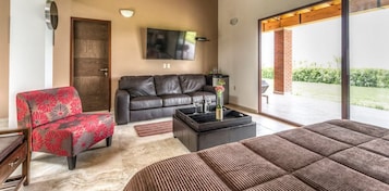 Quarto Quádruplo Júnior, 2 quartos, vista para o jardim | Minibar com produtos grátis, com mobília individualizada, Wi-fi grátis