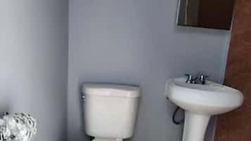 Quarto Individual Clássico | Casa de banho | Um polibã, toalhas fornecidas