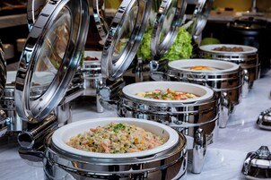 Café da manhã com buffet grátis todos os dias