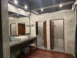 Villa Familiar, 2 quartos, piscina privativa, vista para o lago | Casa de banho | Um polibã, artigos de higiene pessoal grátis, um secador de cabelo 