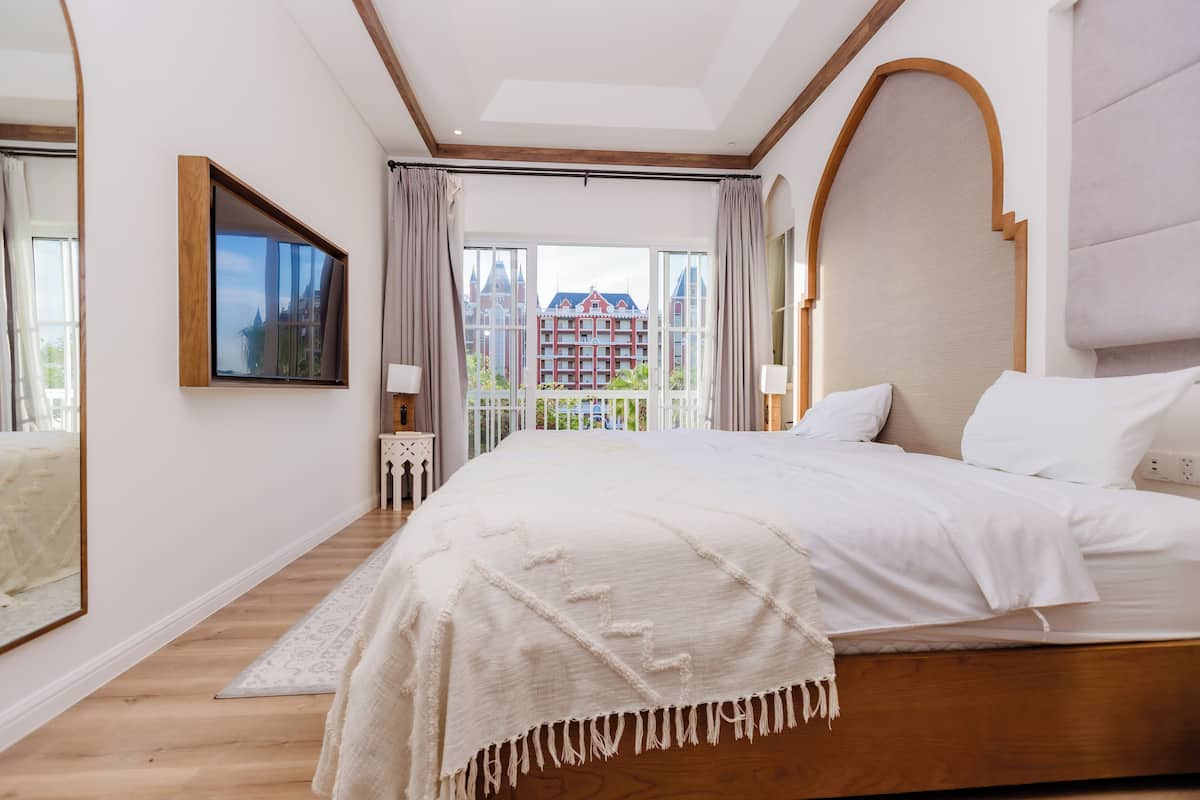Vila superior, várias camas, vista para a praia | 2 quartos, cortinas blackout, quartos à prova de som