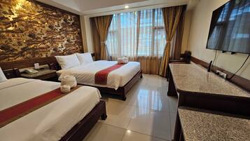 Quarto Triplo Standard | Cofre no quarto, secretária