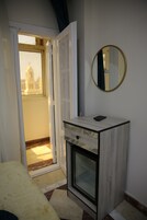 Quarto Triplo, Vista para a cidade | Cofre no quarto, secretária, cortinas/cortinados opacos 