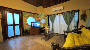 Casa na árvore, 1 quarto, cozinha, vista para o jardim | Área de estar | Livros